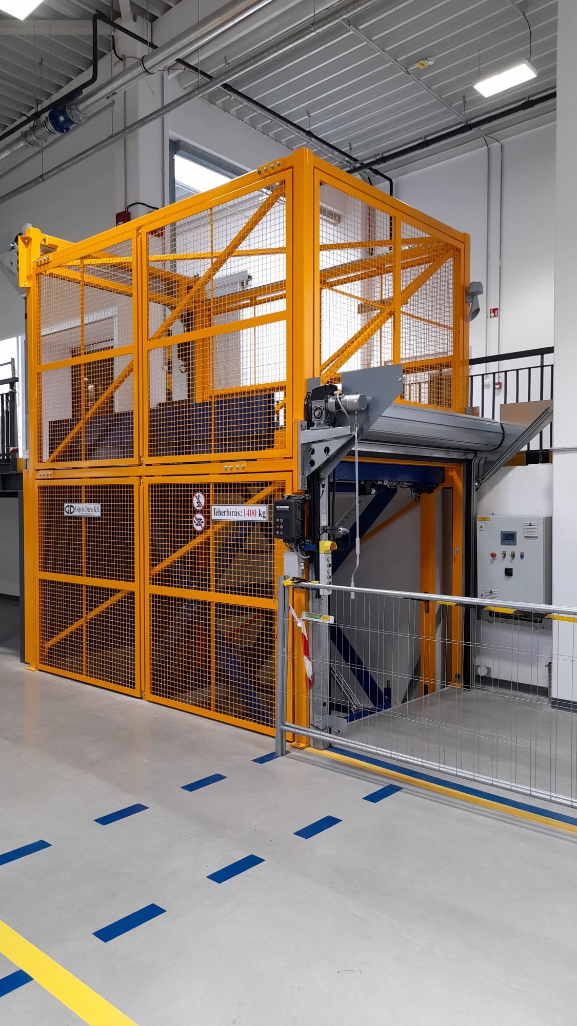 Cargo lifts with scissor mechanism | Gép és Daru